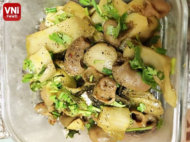STIR-FRY FISH STOMACH AND PICKLE MUSTARD GREENS - VniFood