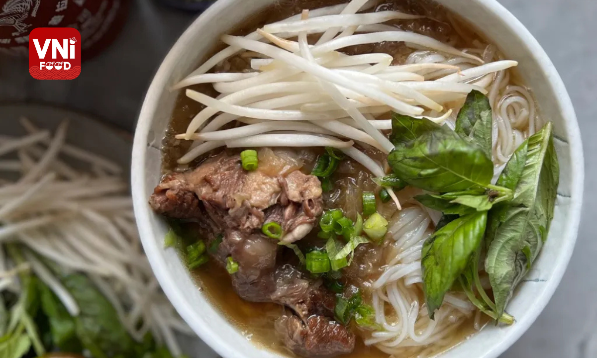 Vietnamese Oxtail Noodle Soup (Pho Duoi Bo)
