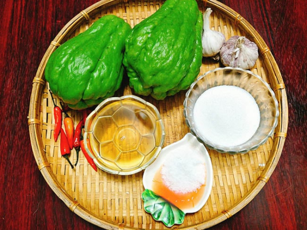 Vietnamese Pickled Chayote (Su Su Muoi)